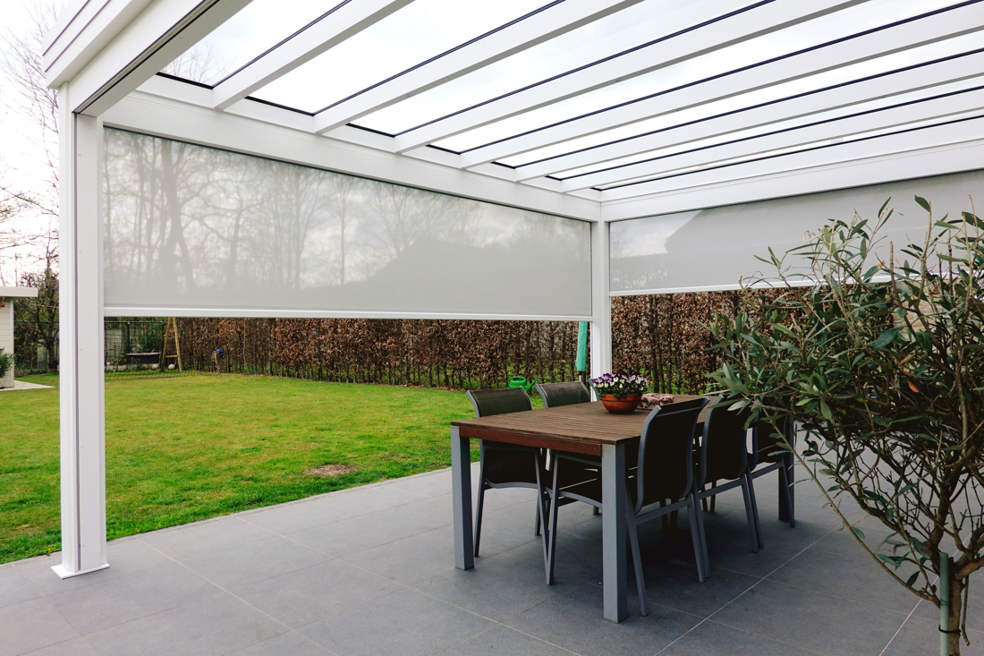 Moderne aluminium terrasoverkapping met helder dakglas en zonnescreen ...